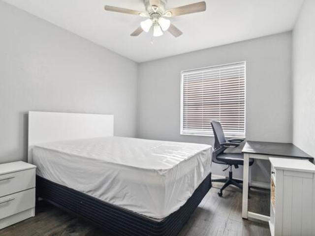 Renovated Townhome w/ Washer & Dryer | Near Oaks Mall & Public Transportation