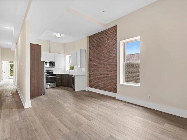Renovated Top Floor JC Rooms near Light Rail
