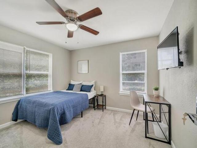 Renovated Texas City Room | Full Size Bed, Smart TV, Workspace, Laundry & Parking