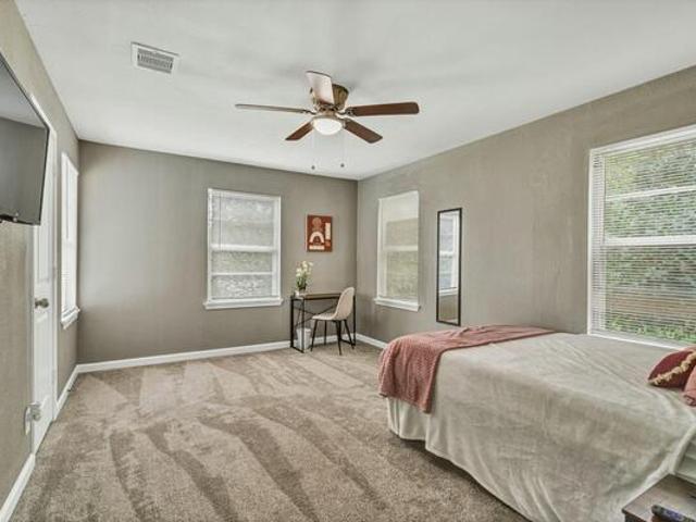 Renovated Texas City Room | Full Size Bed, Smart TV, Workspace, Laundry & Parking