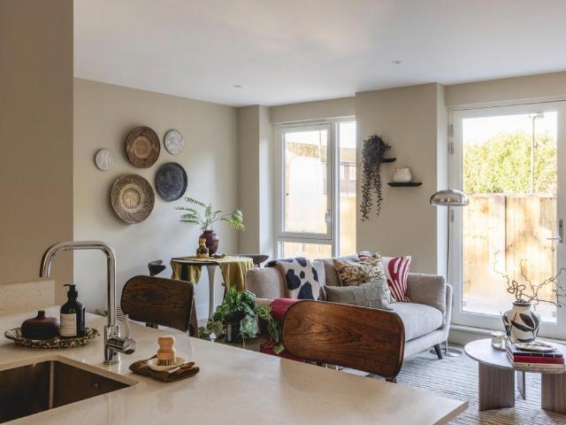 Renshaw's Yard, Staines TW18 3 bed flat to rent £2,895 pcm £668 pw