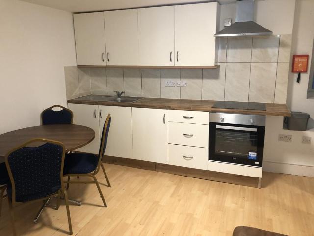 Reading RG1 2 bed flat to rent £1,195 pcm £276 pw