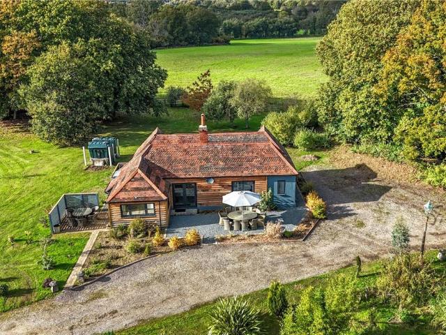 Reading Road, Hook RG27 3 bed bungalow to rent £2,750 pcm £635 pw
