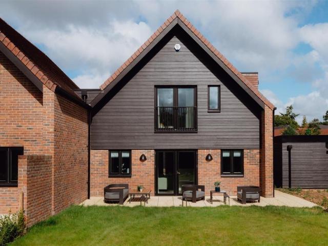 Reading Road Henley On Thames RG9 3 bed cottage to rent £5,950 pcm £1,373 pw