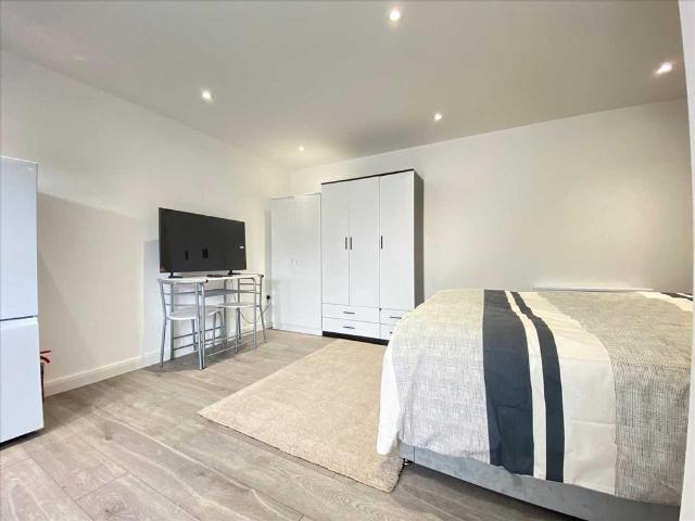 Reading Road, Northolt, Northolt Studio to rent £1,050 pcm £242 pw