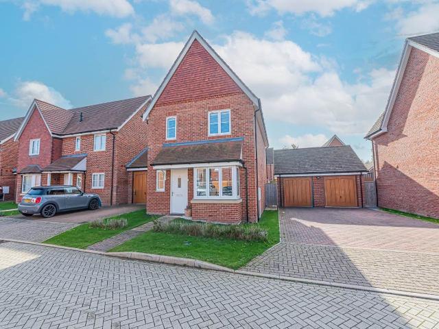 Readwin Crescent, Wokingham RG40, 3 bed property to rent, £2,500 pcm | PrimeLocation