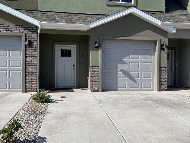 Ready To Move in! New 2 Bed 3 bath!