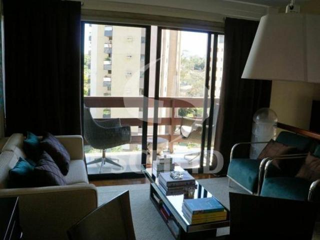 Real Parque, um apartamento por andar, em rua muito procurada do bairro!