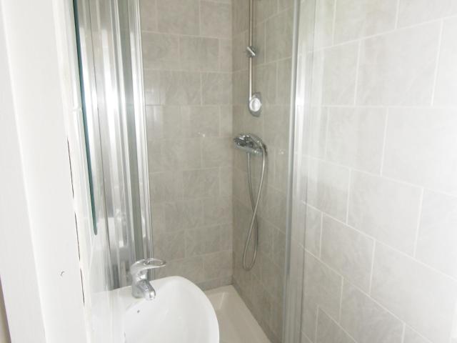 Really nice double bedroom near the East Acton tube Has a Room