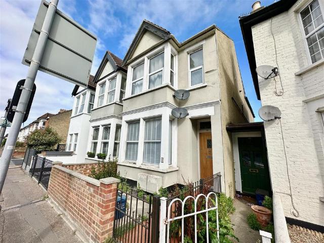 Rectory Grove, Leigh On Sea, Essex 2 bed flat to rent £1,295 pcm £299 pw