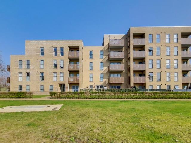 Rectory Park Avenue, Northolt, UB5 2 bed penthouse to rent £1,750 pcm £404 pw
