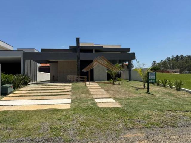 Recém construída, sua nova casa de campo no Ninho Verde 1, 3 suítes amplas e piscina