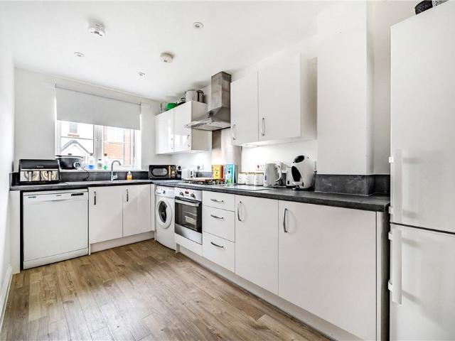 Recently buil 2 Bedroom House on the Harborne Manor Development with Garden and Parking. Close to Stoke Mandeville Hospital