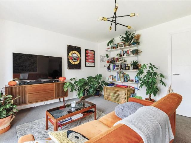 Recently built 3 Bedroom/1 study and 2 bathroom semi detached house with garden and parking
