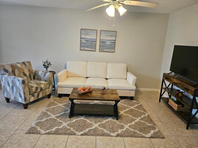 Recently furnished. Walking distance to Venice b