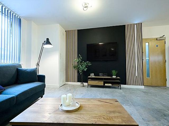 Recently Renovated 7 Bedroom En Suite Apartment Just Minutes from University of Sheffield and Hallam!