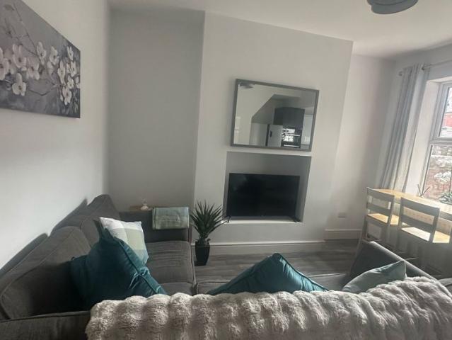 Recently renovated 4 large bedroom house share Room 1