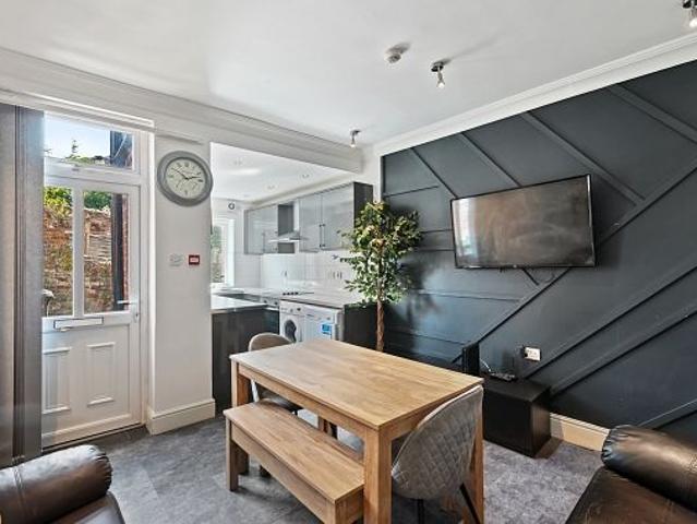 Recently Renovated 5 Bed Student House with Ensuite Bathrooms