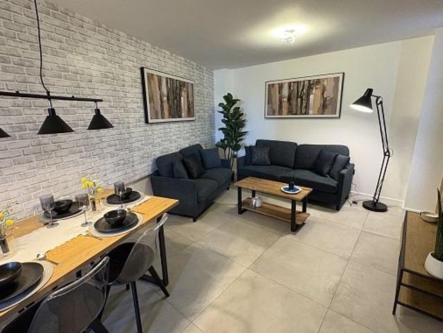 Recently Renovated 5 Bedroom En Suite Apartment Just Minutes from University of Sheffield!