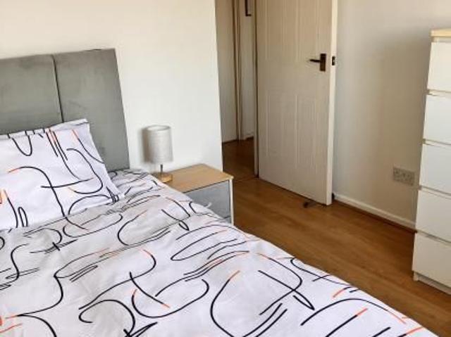 Recently redecorated, bright, spacious single room with comfortable small double bed and exclusive use of a large private bathroom. Quiet, relaxed home with dedicated off road parking