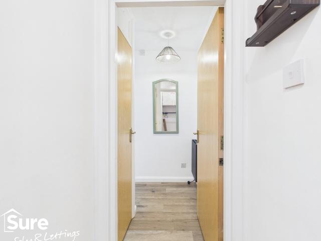 Recently Redecorated One Bedroom Ground Floor Apartment with Parking