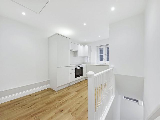 Recently refurbished 1st floor flat with access from ground floor. EPC rating: C