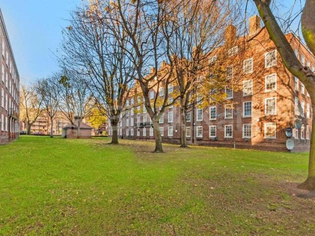 Recently refurbished two bedroom apartment minutes to tube and shops