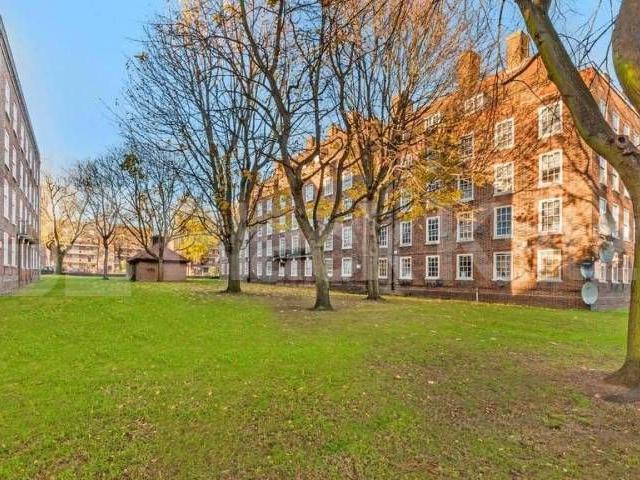 Recently refurbished two bedroom apartment minutes to tube and shops