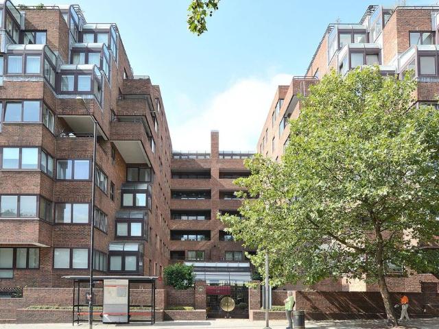 Recently refurbished apartment located on the first floor of this popular portered building