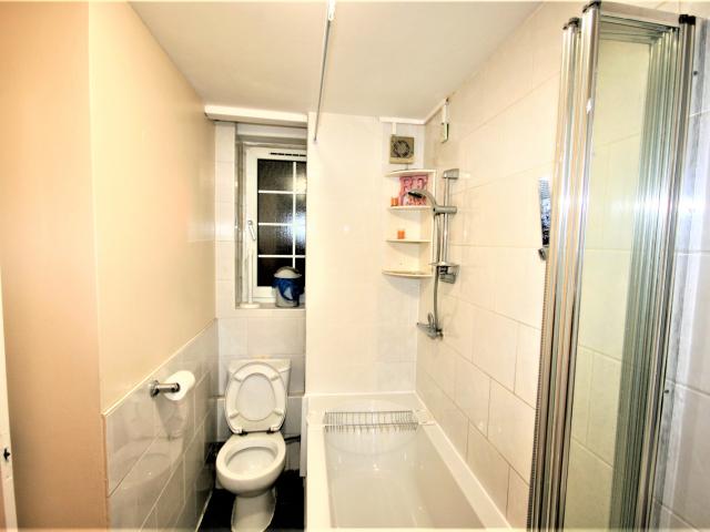 Recently Refurbished Flat Moments from Bethnal Green Station