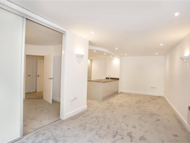 Recently refurbished one bedroom ground floor apartment with additonal office/study room and a private courtyard situated on a quiet lane within the city walls