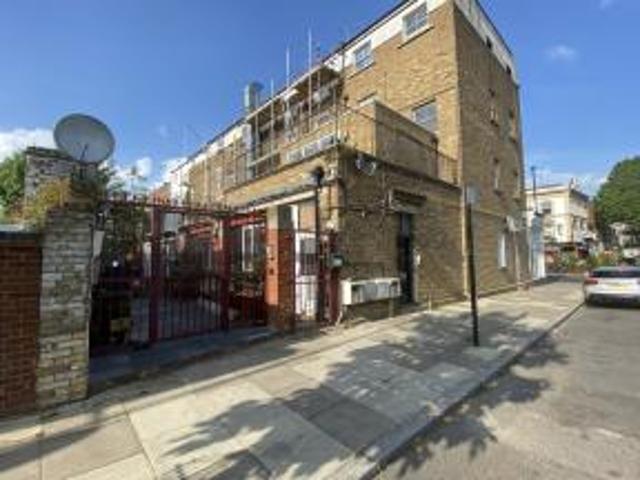Recently refurbished spacious lower ground 2 bed!