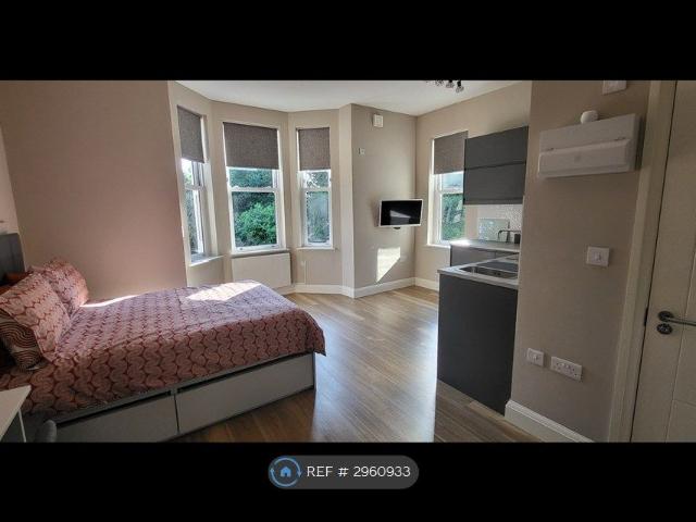 Redwood Drive, Epsom KT19, Studio to rent, £1,250 pcm | PrimeLocation