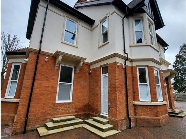 Redwood Drive, Epsom KT19, Studio to rent, £1,250 pcm | PrimeLocation