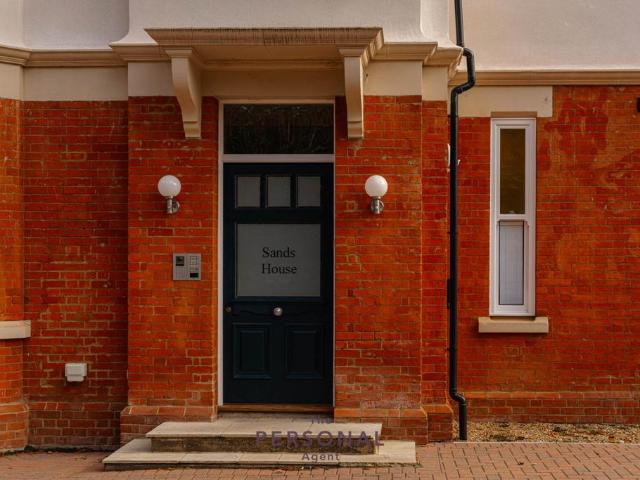 Redwood Drive, Epsom Studio to rent £1,150 pcm £265 pw
