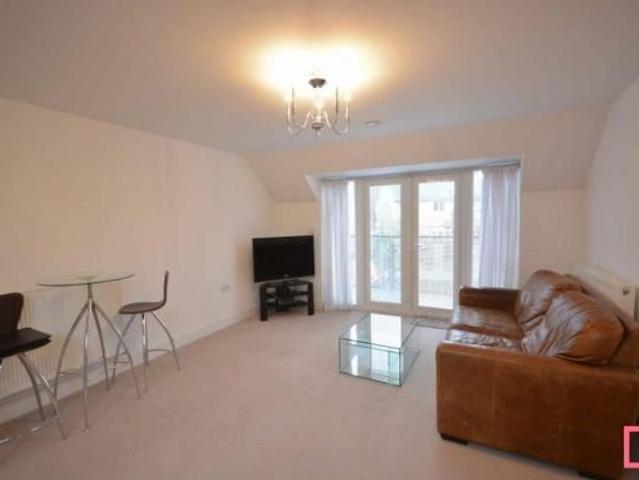 Redwood Drive, Epsom, Surrey KT19, 2 bed flat to rent, £1,850 pcm | PrimeLocation