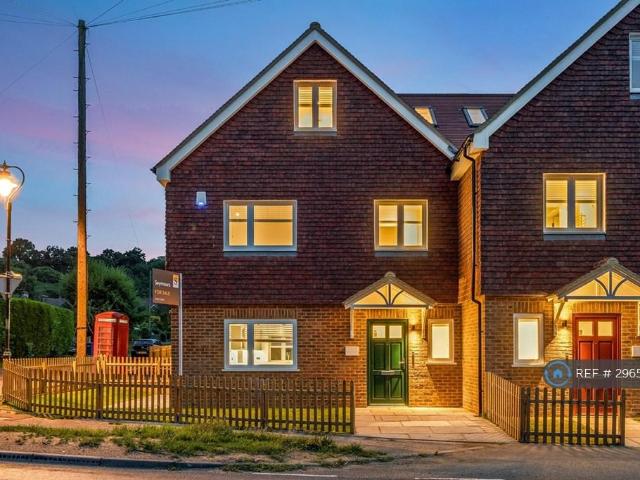 Redwood, Guildford, GU5 3 bed end of terrace house to rent £2,750 pcm £635 pw