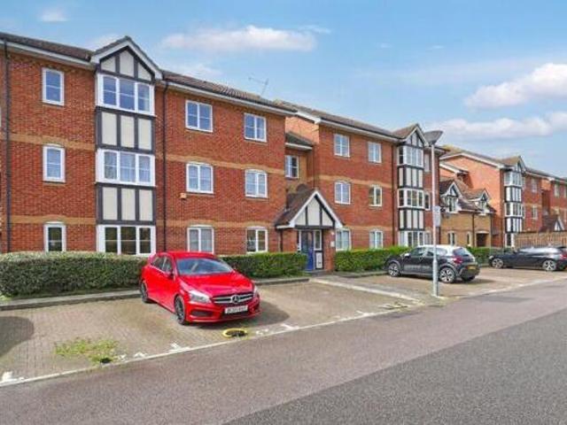 Redwood Gardens, London, 2 Bedroom Flat