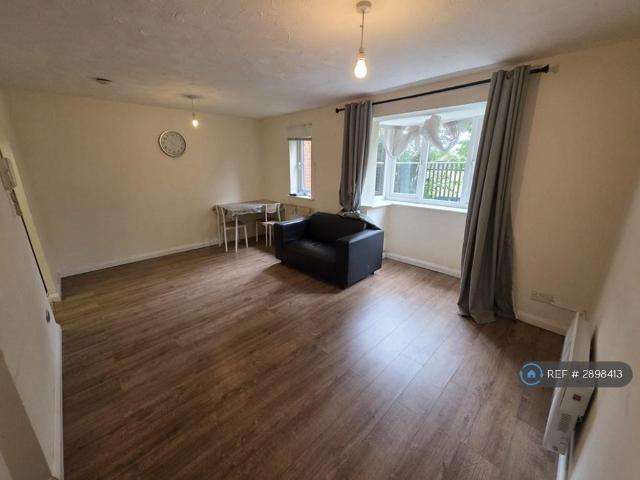 Redwood Grove, Bedford, MK42 2 bed flat to rent £1,150 pcm £265 pw