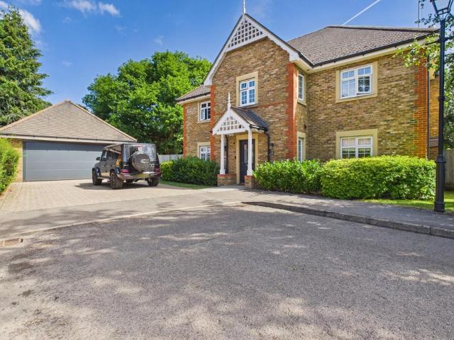 Redwood Place, Beaconsfield. 6 bed house to rent £7,500 pcm £1,731 pw