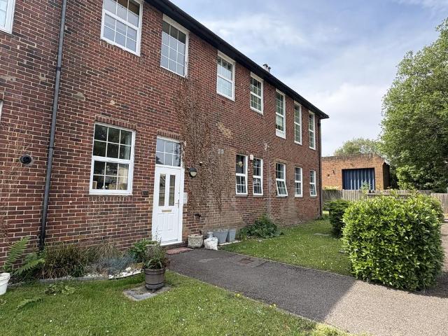 Redyear Court, Kennington Road. 1 bed flat to rent £1,000 pcm £231 pw