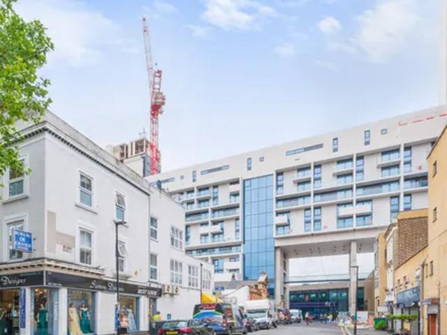 Red, 136 Fonthill Road, London, N4 3HH, United Kingdom | 2 bed apartment for rent #168180960 | Rentberry