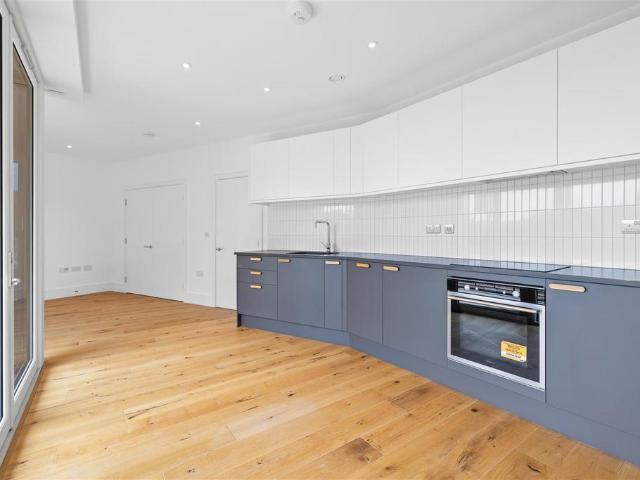 Red Clover Gardens, Coulsdon 1 bed apartment to rent £1,600 pcm £369 pw