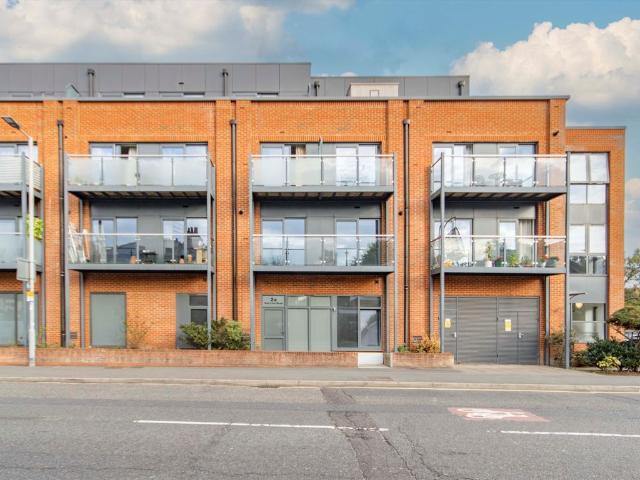 Red Lion Road, Surbiton KT6, 2 bed flat to rent, £2,595 pcm | PrimeLocation