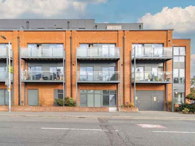Red Lion Road, Surbiton KT6 2 bed flat to rent £2,595 pcm £599 pw