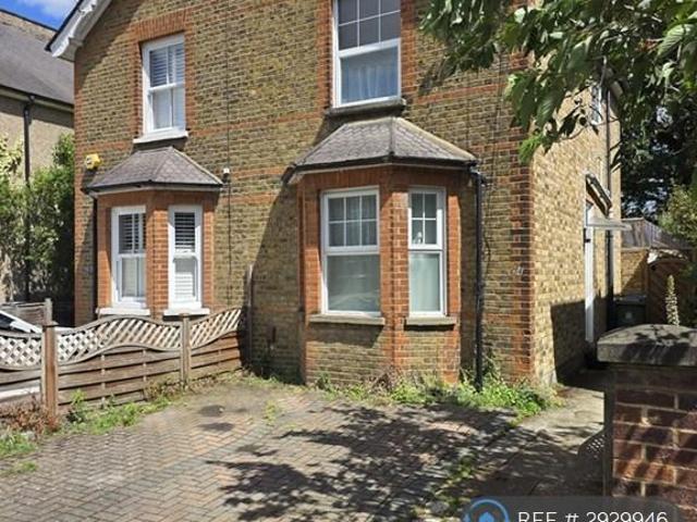 Red Lion Road, Surbiton, KT6 3 bed semi detached house to rent £2,350 pcm £542 pw