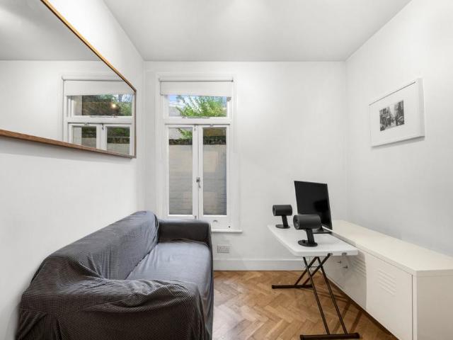 Red Lion Square, London, WC1R 1 bed flat to rent £2,200 pcm £508 pw