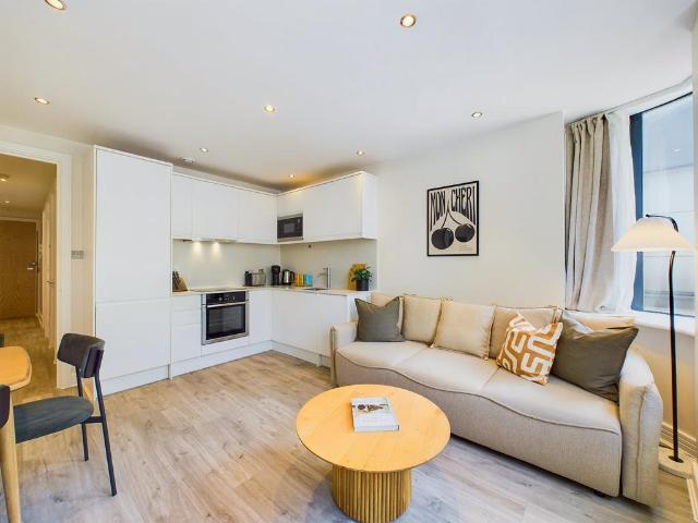 Red Lion Square, London WC1R 1 bed serviced apartment to rent £7,518 pcm £1,735 pw