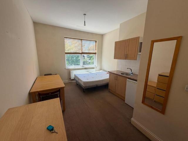 Redbourne Avenue, London N3 Studio to rent £1,180 pcm £272 pw