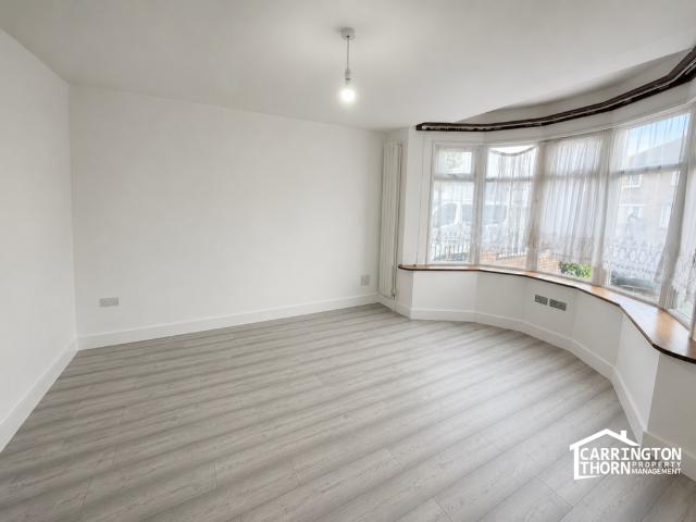 Redbridge Lane East, Ilford, IG4 3 bed flat to rent £2,550 pcm £588 pw